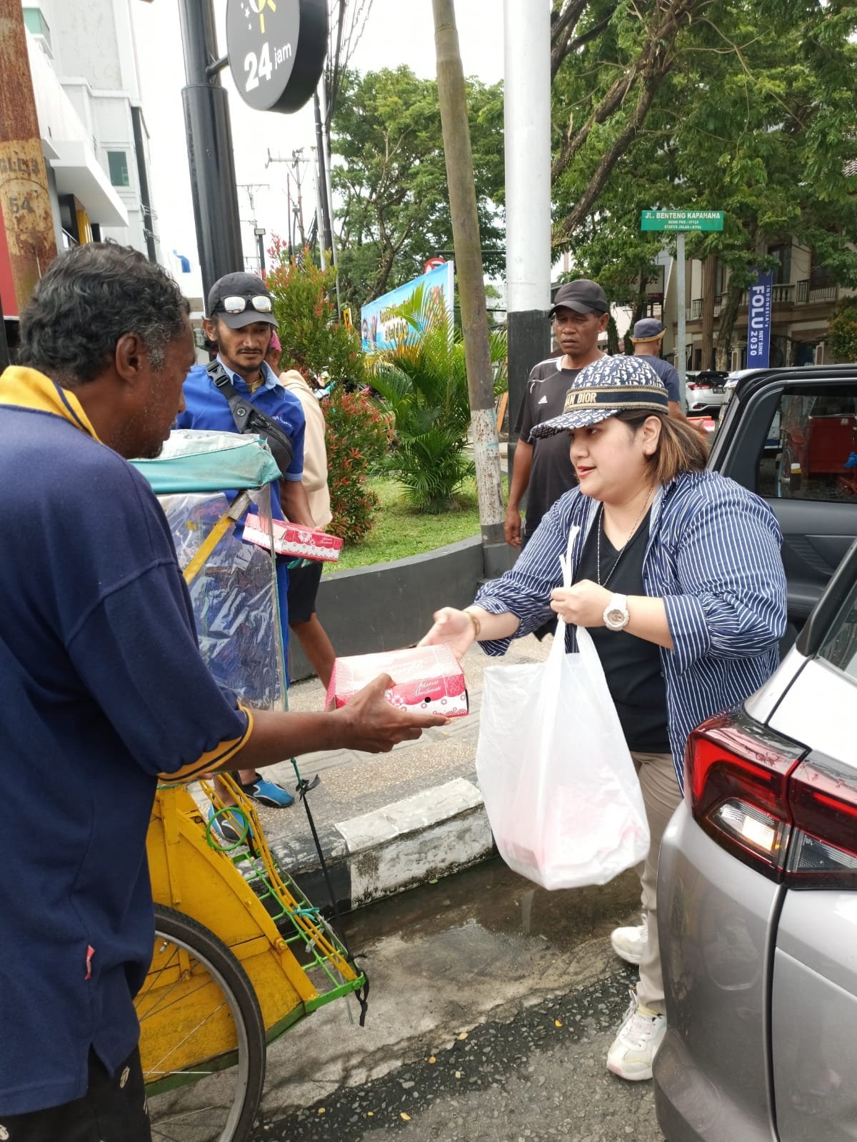 PT.AIS Berbagi Ratusan Paket Makanan Untuk Pengemudi Becak di Ambon ...